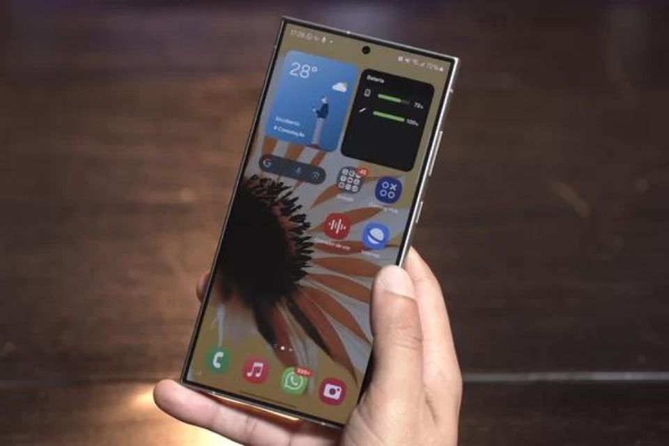 Galaxy S24 Ultra: usuários relatam falha que gera linha verde na tela Galaxy S24 Ultra: usuários relatam falha que gera linha verde na tela